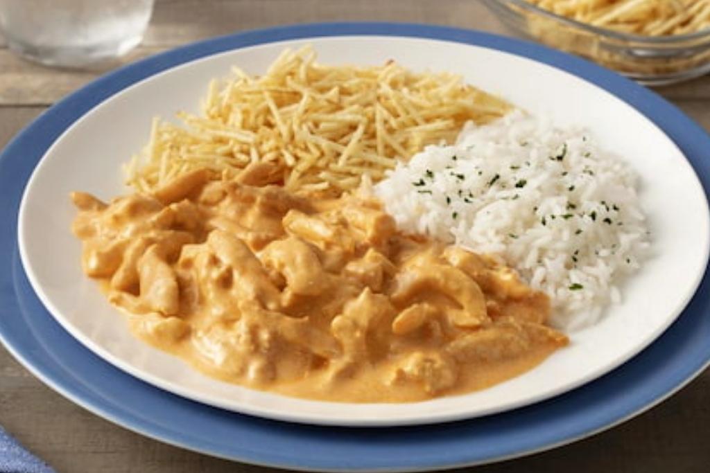 Strogonoff de frango, além de ser fácil de fazer deixa qualquer um com ...