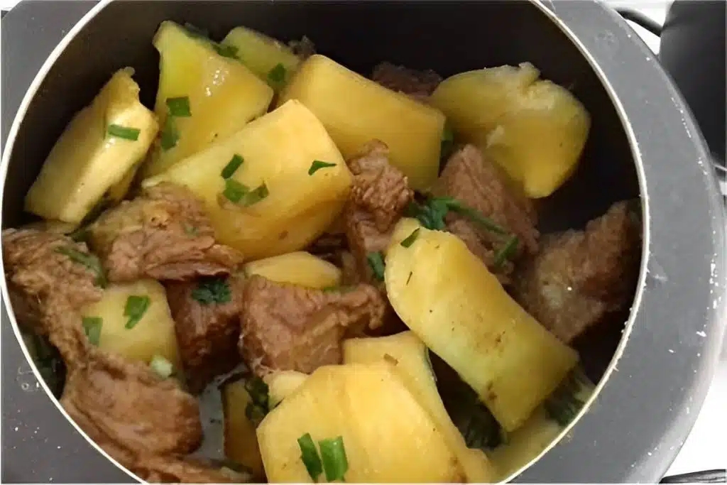 Carne cozida com mandioca na panela de pressão perfeita para o almoço ...