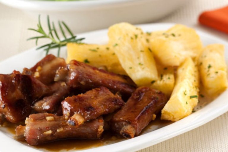 Costelinha suína assada com mandioca receita prática e saborosa
